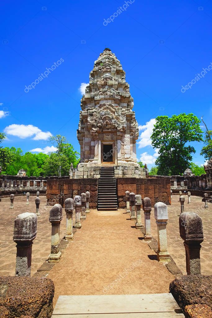 Hermosa escena del Parque Histórico Sadok Kok Thom, este es un templo ...