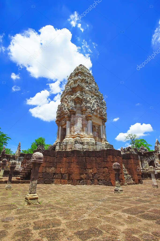 Hermosa escena del Parque Histórico Sadok Kok Thom, este es un templo ...