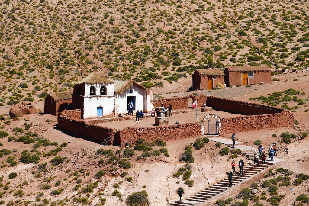 Vista de la pequeña iglesia en el pueblo de Machuca, un pueblo típico ...