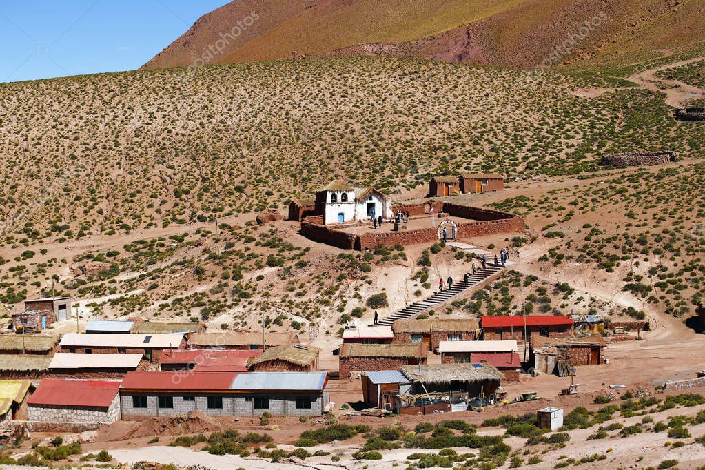 Vista del pueblo de adobe de Machuca, un pueblo típico del desierto de ...
