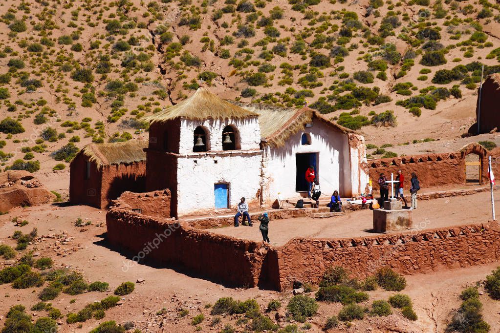Vista de la pequeña iglesia en el pueblo de Machuca, un pueblo típico ...