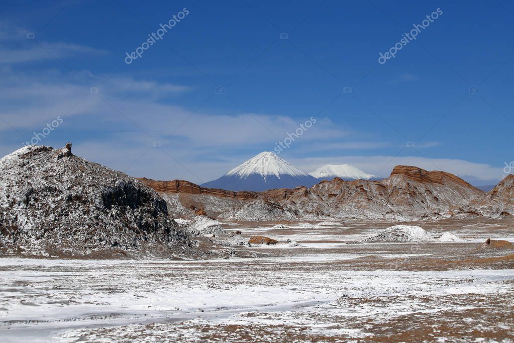 Paisajes del desierto de Atacama: Valle de la Luna. Valle de la Luna con el nevado volc n ...