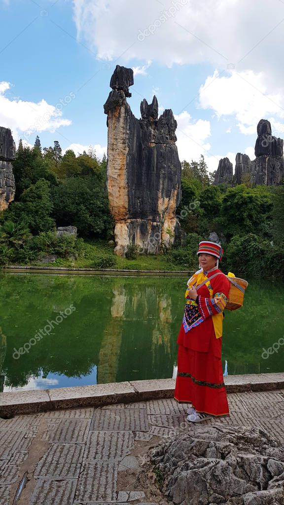 Stone Forest, Yunnan, China - Noviembre, 2018. Una dama china en el ...