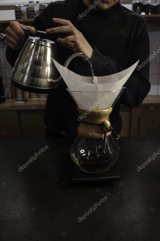 Un hombre prepara caf , en manos de Kemeks y una tetera. Barista trabaja en un caf . Cafeter a ...