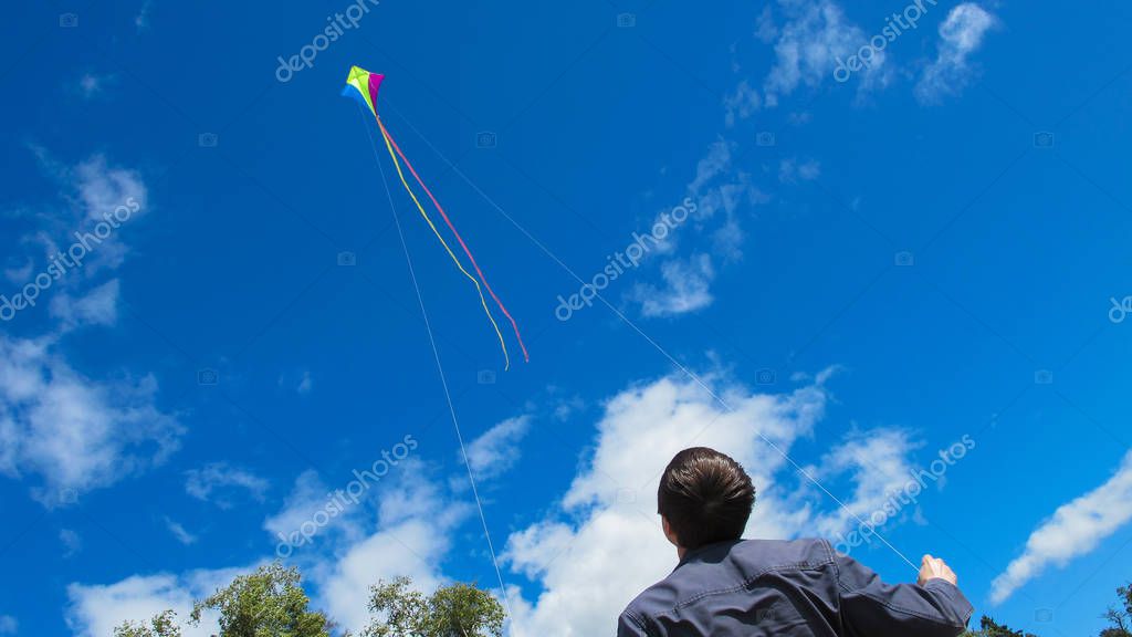 volando una cometa en un fuerte viento, alto en el cielo azul 2023