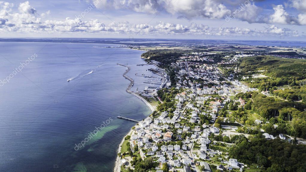 Vista aérea de Sassnitz - una ciudad, resort y puerto en el Mar Báltico ...