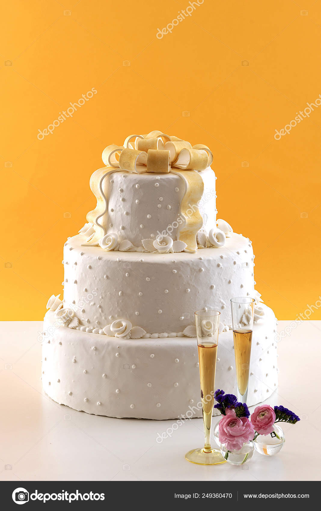 Beautiful Wedding Cake Background Stock Photo by ©UnitedPhotoStudio ...