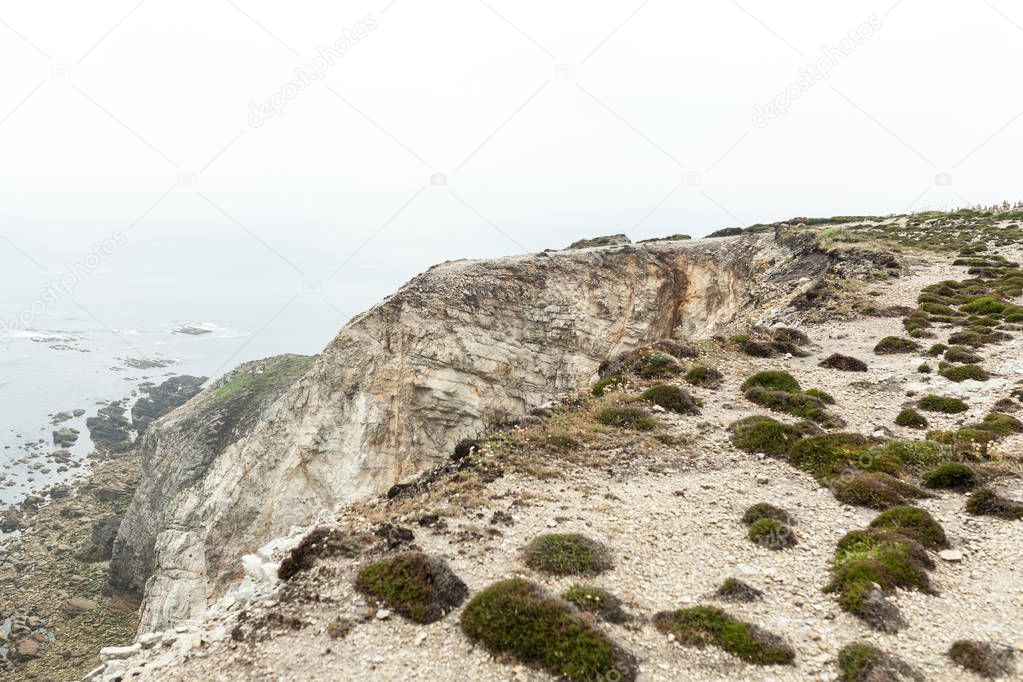 Verano Vista de la costa rocosa atlántica Gran caída rocosa en la ...