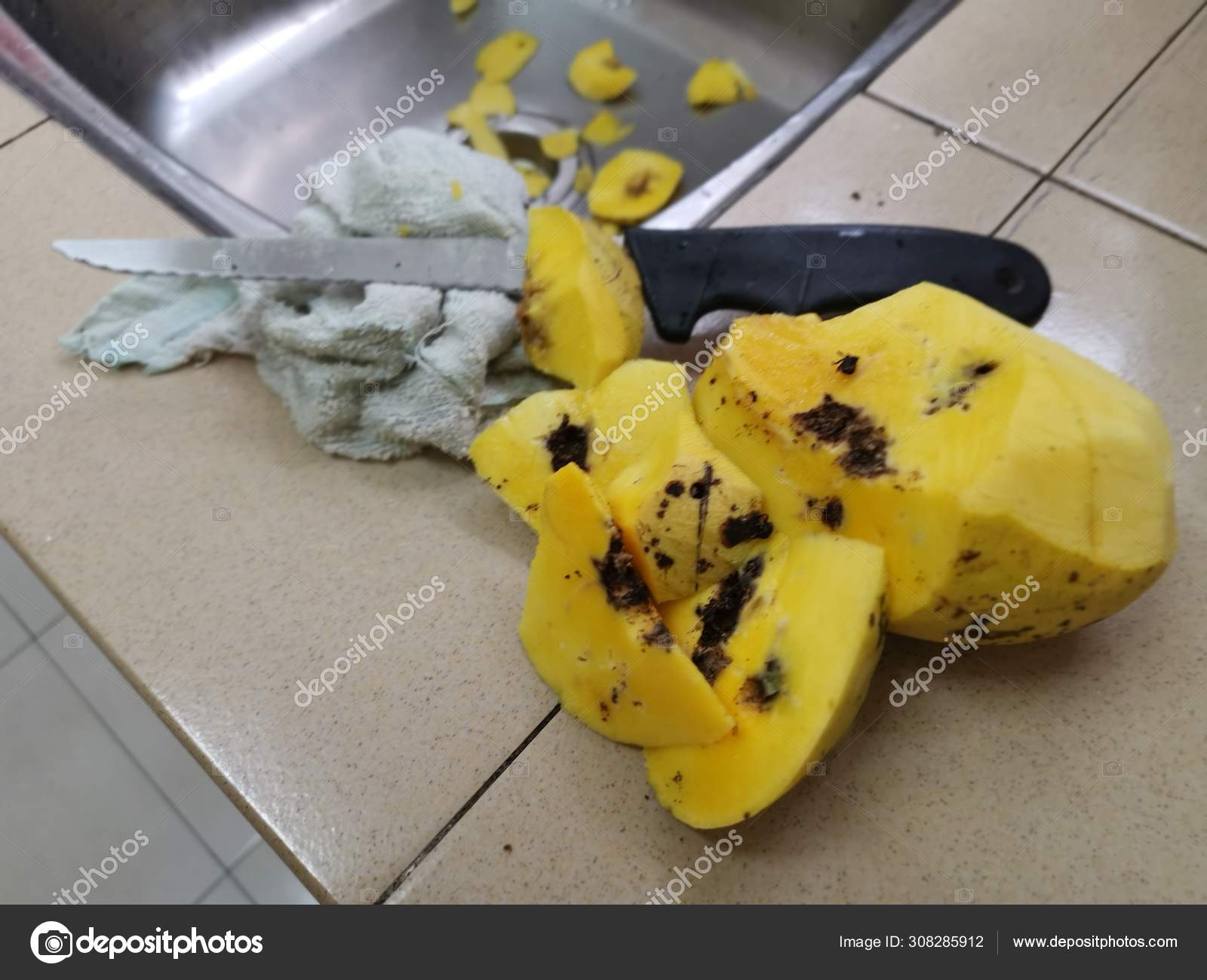 Scene Cutting Mango Happened Rotten — Stock Photo © sweemingyoung ...