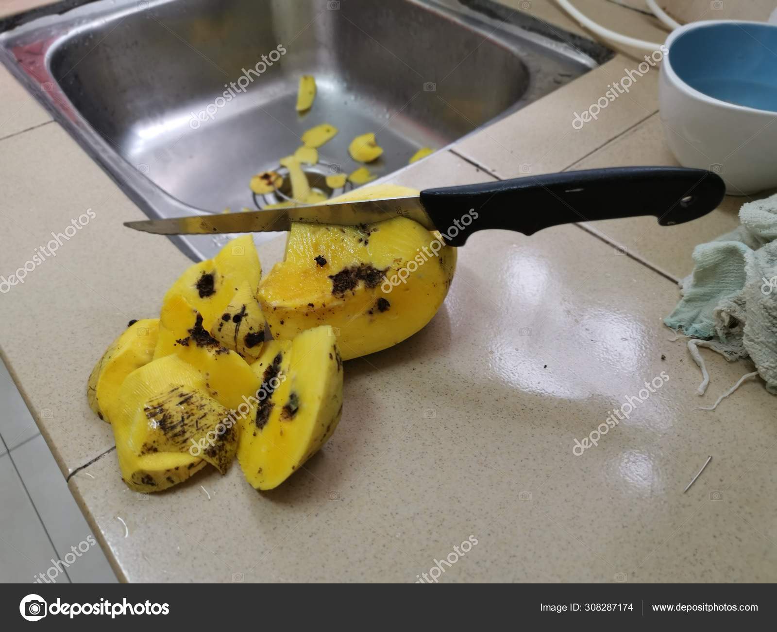 Scene Cutting Mango Happened Rotten — Stock Photo © sweemingyoung ...