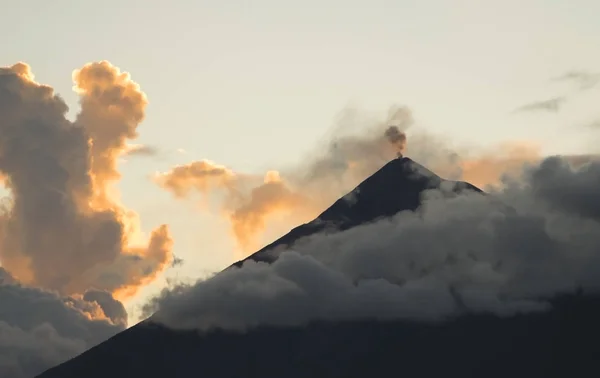 Erupci n del volc n Fuego en las nubes del atardecer, Guatemala, Am rica Central. 2024