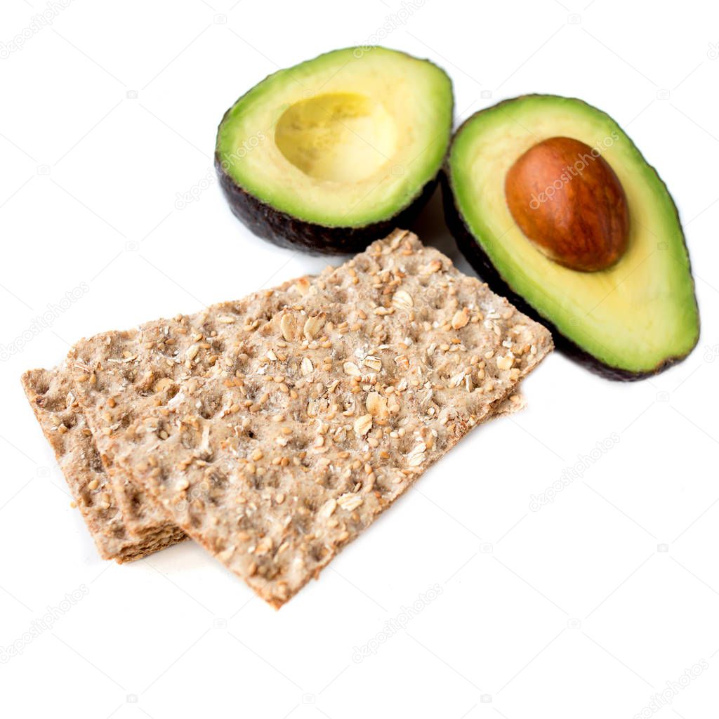 Dos mitades de aguacate con pan crujiente integral aislado sobre fondo ...