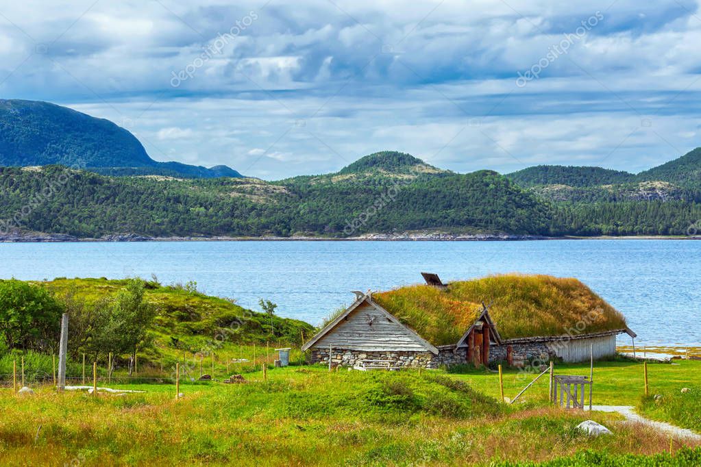 Casa etnográfica en el Jernaldengaard en la isla Joea en el fiordo de ...
