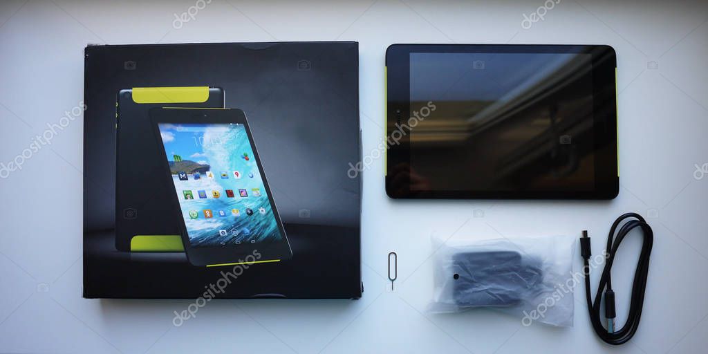 Tableta con pantalla brillante. Pantalla de tableta moderna con ...