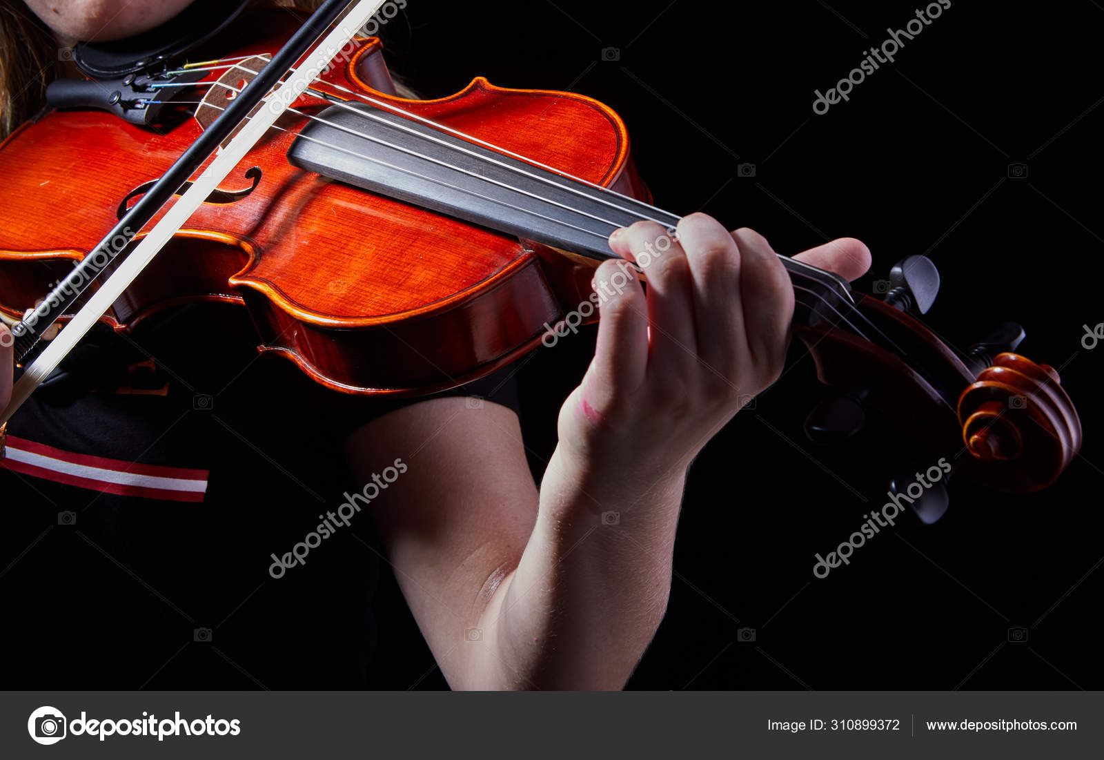 Instrumento musical clásico de violín. Clásico jugador manos sobre un ...