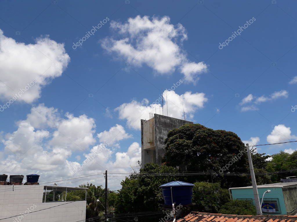 Techo Favela en Recife con cielo despejado y nube. 2024