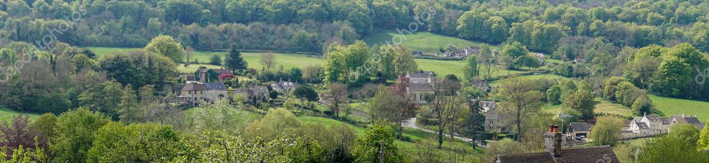 Vista a trav s de Sheepscombe con la iglesia del pueblo, San Juan Ap ...