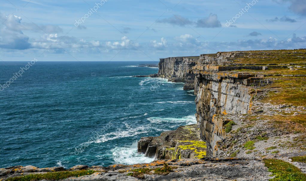 Los pintorescos acantilados de Inishmore, Islas Aran, Irlanda. 2023