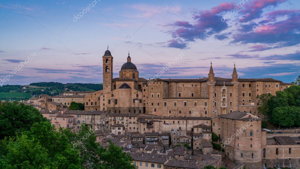 Panorama en Urbino al atardecer, ciudad y Patrimonio de la Humanidad en ...