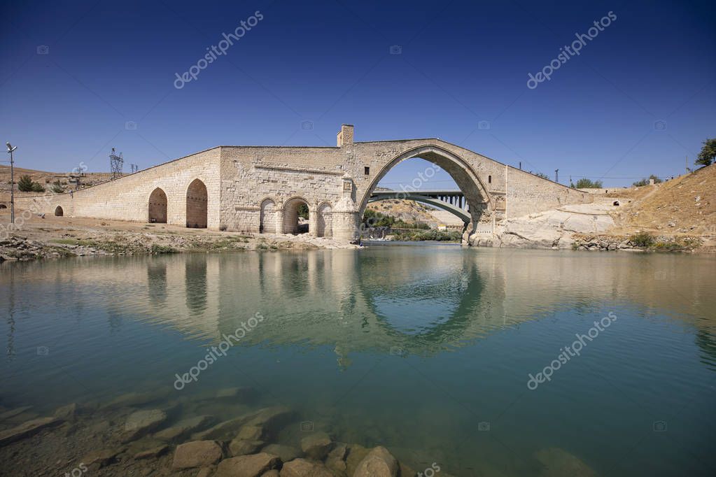 Pavo. El puente de Malabadi sobre el río Batman (construido 1146-1147 ...