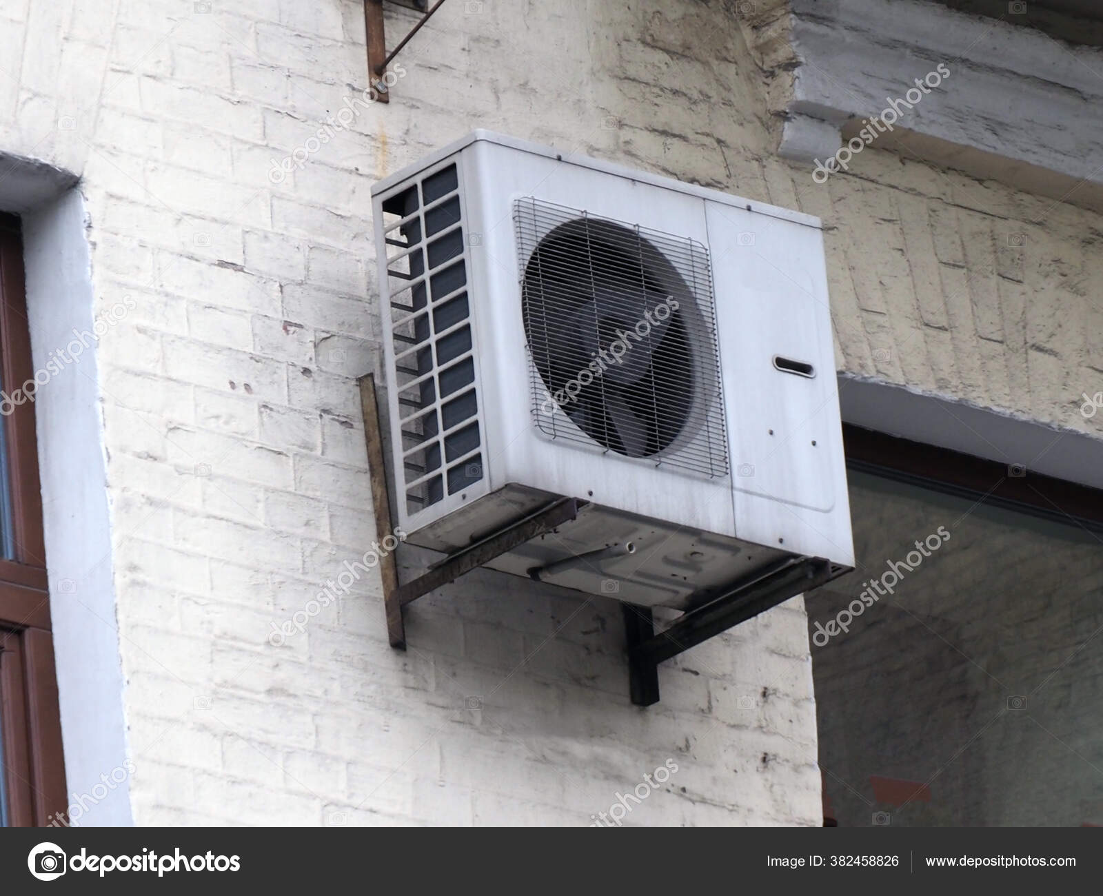 Old Outdoor Air Conditioning Unit Facade House — Stock Photo © AxOst ...