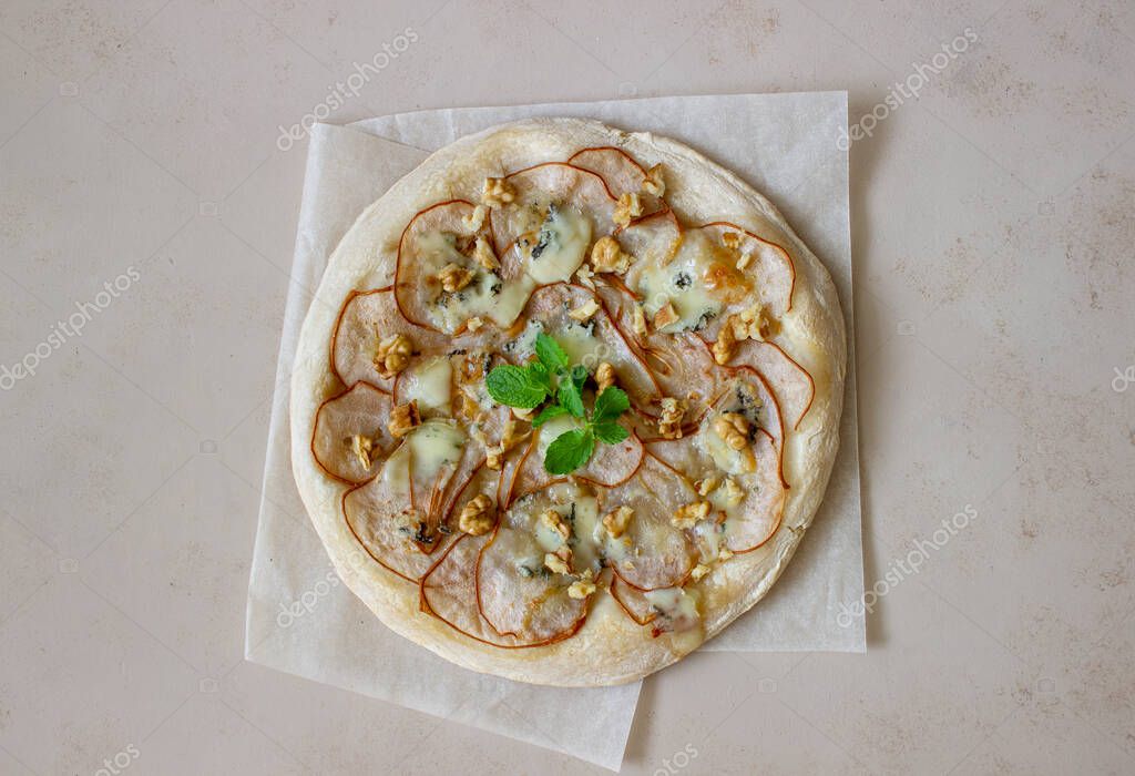 Pizza con pera, queso gorgonzola, nueces, miel y menta. Alimentación ...