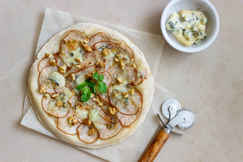 Pizza con pera, queso gorgonzola, nueces, miel y menta. Alimentación ...