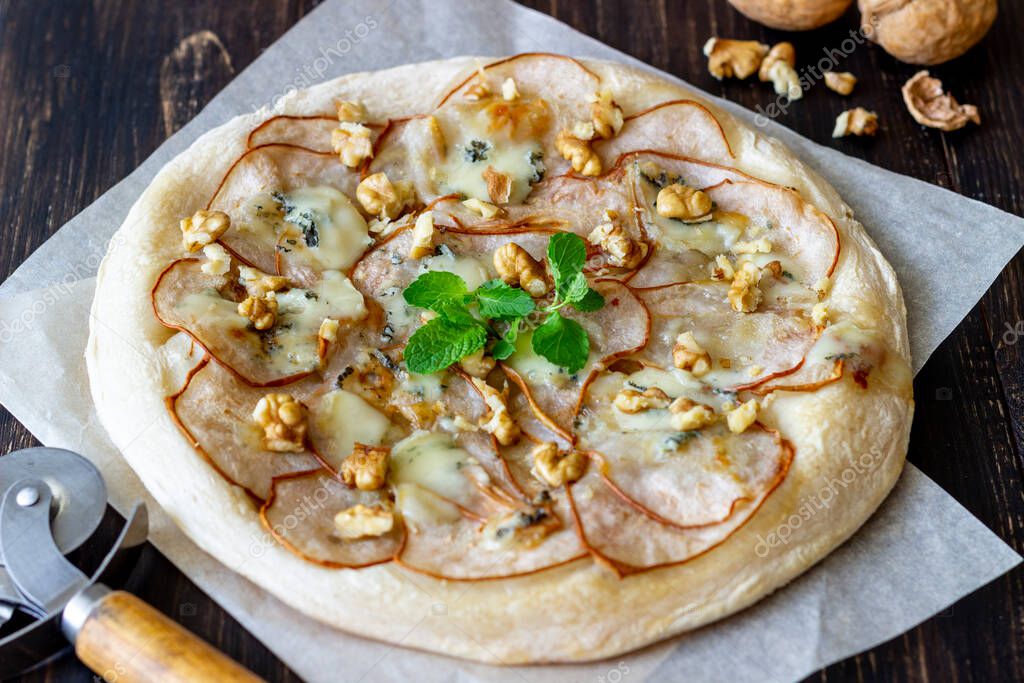 Pizza con pera, queso gorgonzola, nueces, miel y menta. Alimentación ...