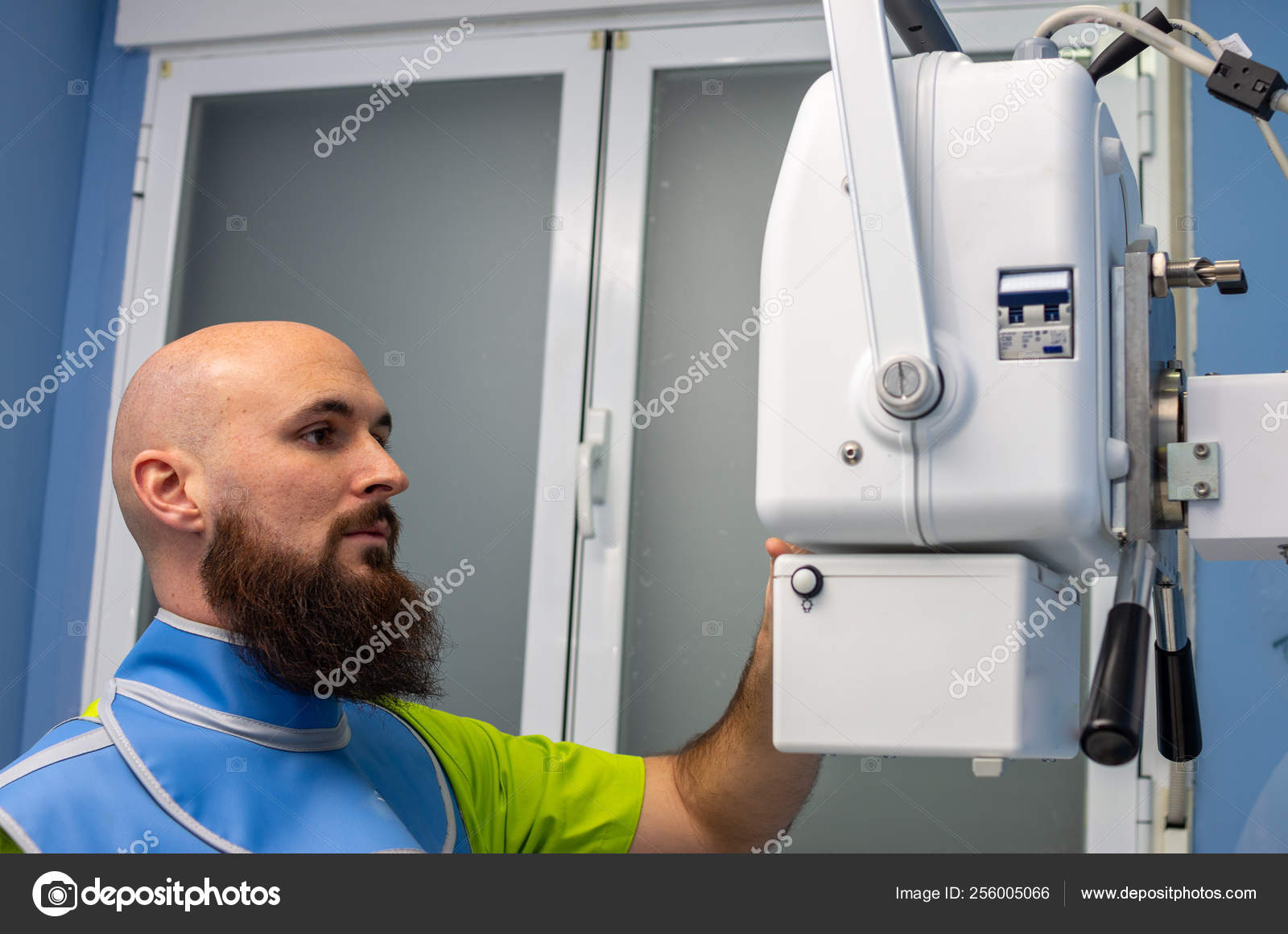 Veterinarian using an x-ray device with lead clothing Stock Photo by ...