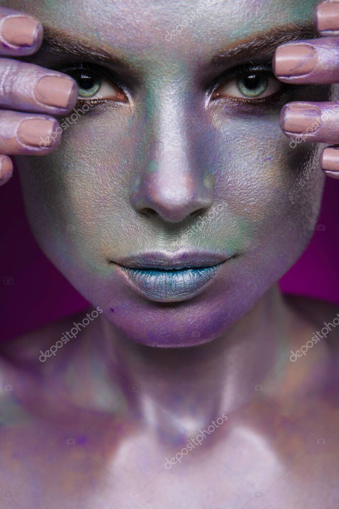 Hermosa modelo femenina con perla brillante arte corporal colorido en ...