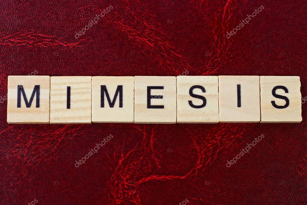texto la palabra mímesis de letras pequeñas de madera gris con fuente ...