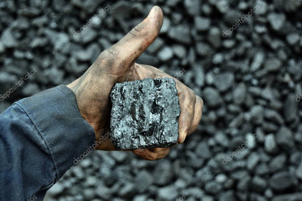 La mano del minero muestra carbón y OK en la mina. Imagen puede ser ...