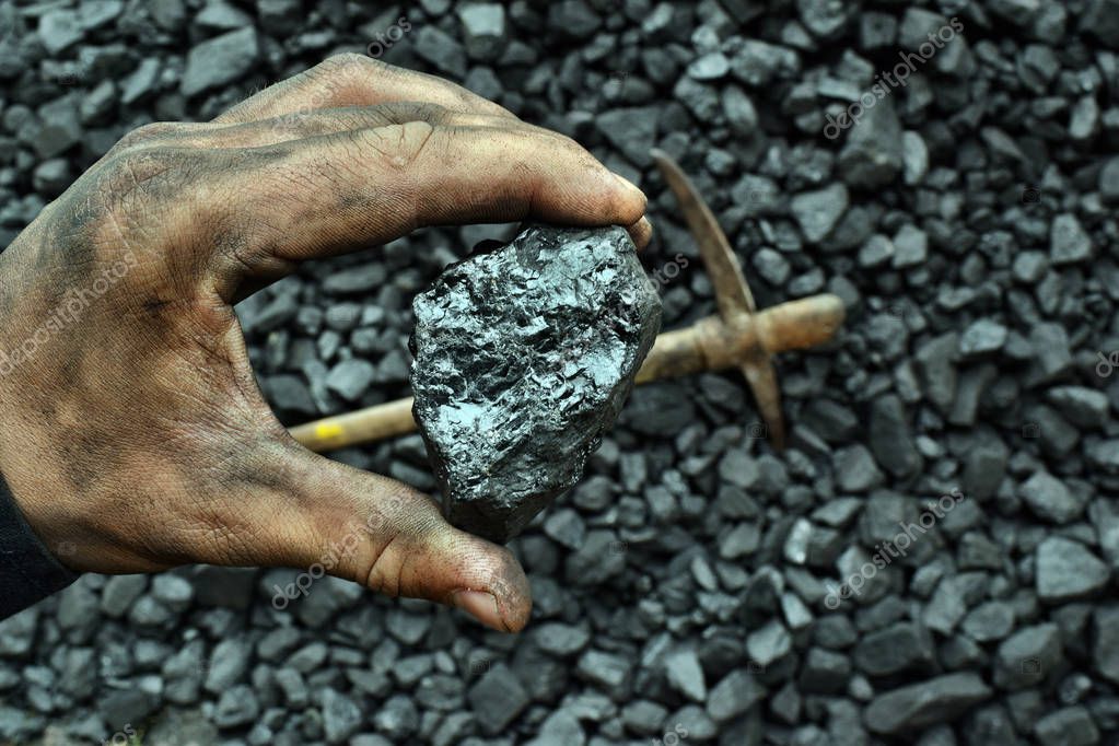 La mano del minero muestra carbón en la mía. Imagen puede ser útil para ...