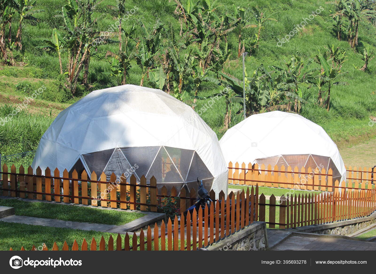 Una Carpa Redonda Blanca Fue Nombrada Glamour Acampar Naturaleza Más ...