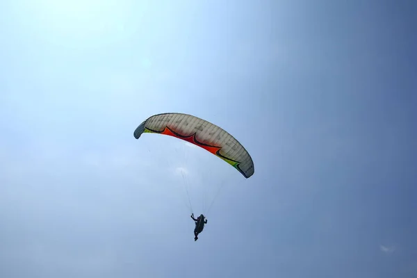 Niño volando fotos de stock, imágenes de Niño volando sin royalties ...