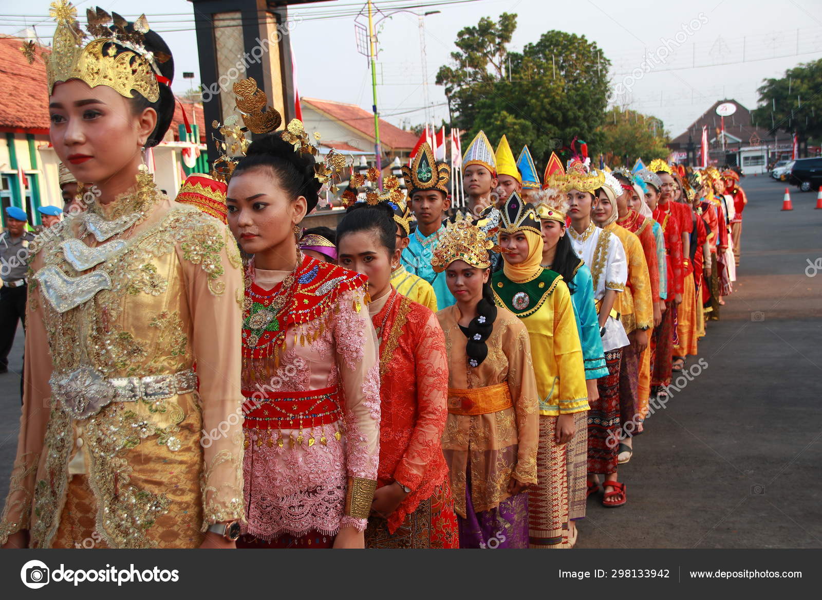 2019年8月17日 インドネシア共和国バタン インドネシア 中央ジャワ インドネシア共和国記念式典で 若者による伝統的な文化衣装のパレード