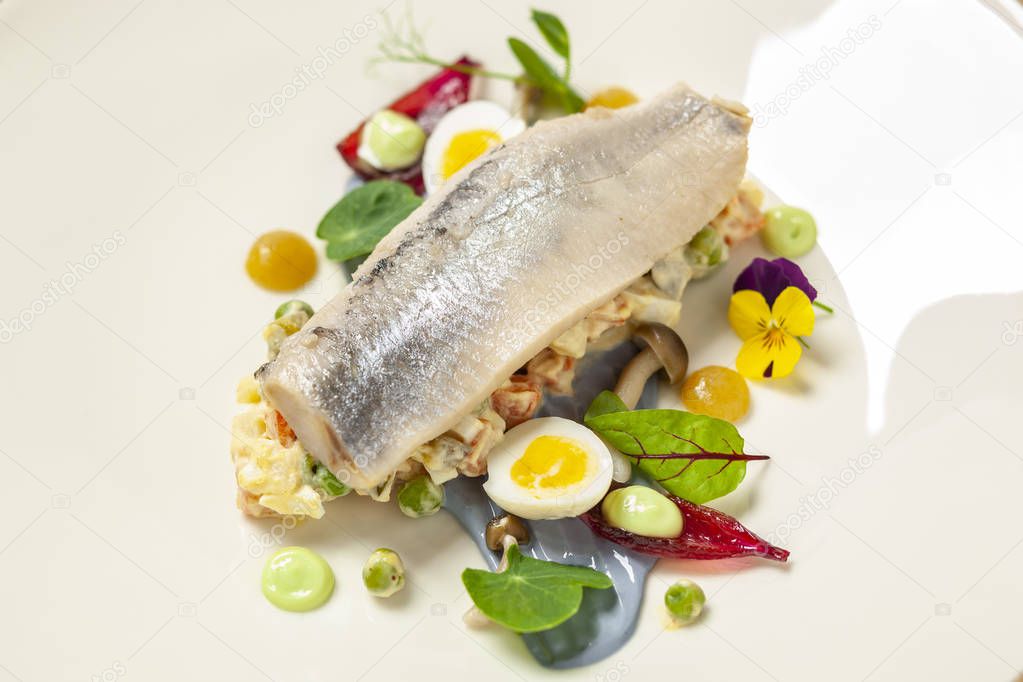 Arenque, crema agria ahumada, cebolla marinada en vinagre de chalota y ...