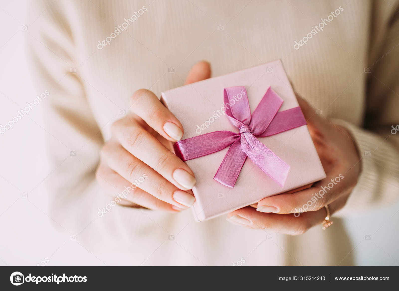 Woman hands holding gift box with pink ribbon. Close up. — Stock Photo ...