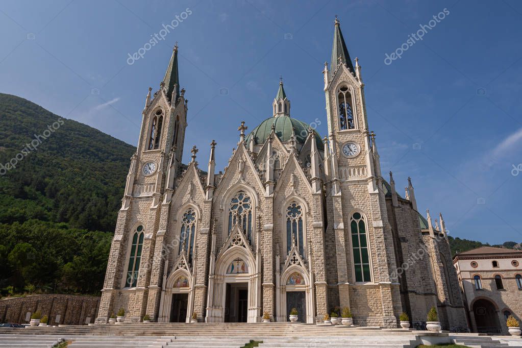 Castelpetroso, Isernia, Molise. Santuario de la Virgen Addolorata. El ...