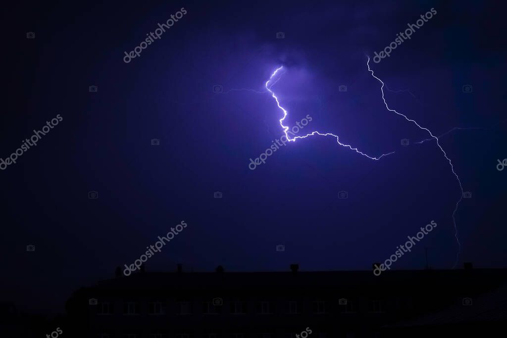 Tormenta relámpago sobre la ciudad en el verano lluvias fuertes ...