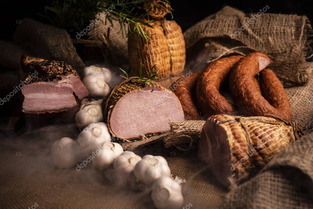 Jam n de cerdo ahumado, tocino y salchichas. Una composici n casera de embutidos. 2024