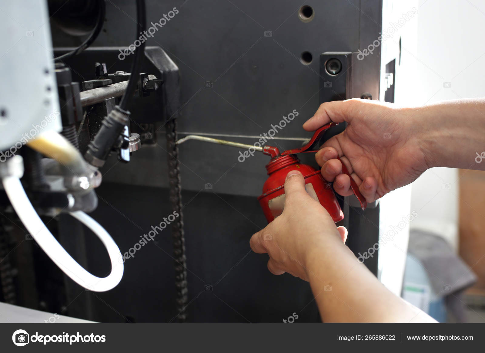 Maintenance of the printing machine. Oiling and lubricating the machine ...