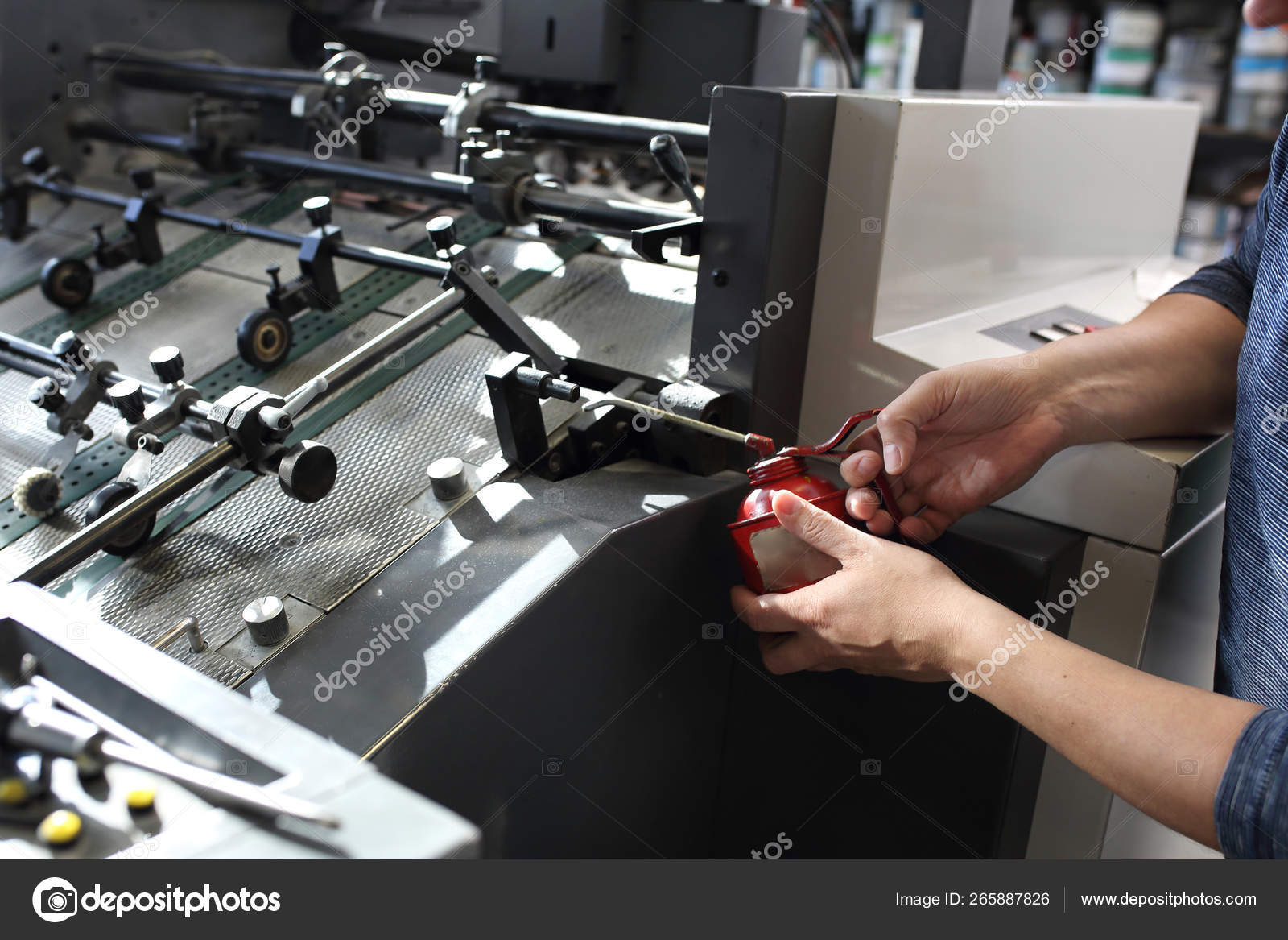 Maintenance of the printing machine. Oiling and lubricating the machine ...