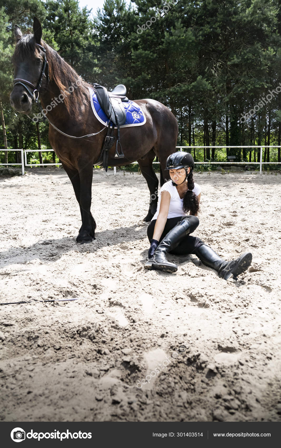 Falling from a horse. A woman with an injury and leg injury. — Stock ...
