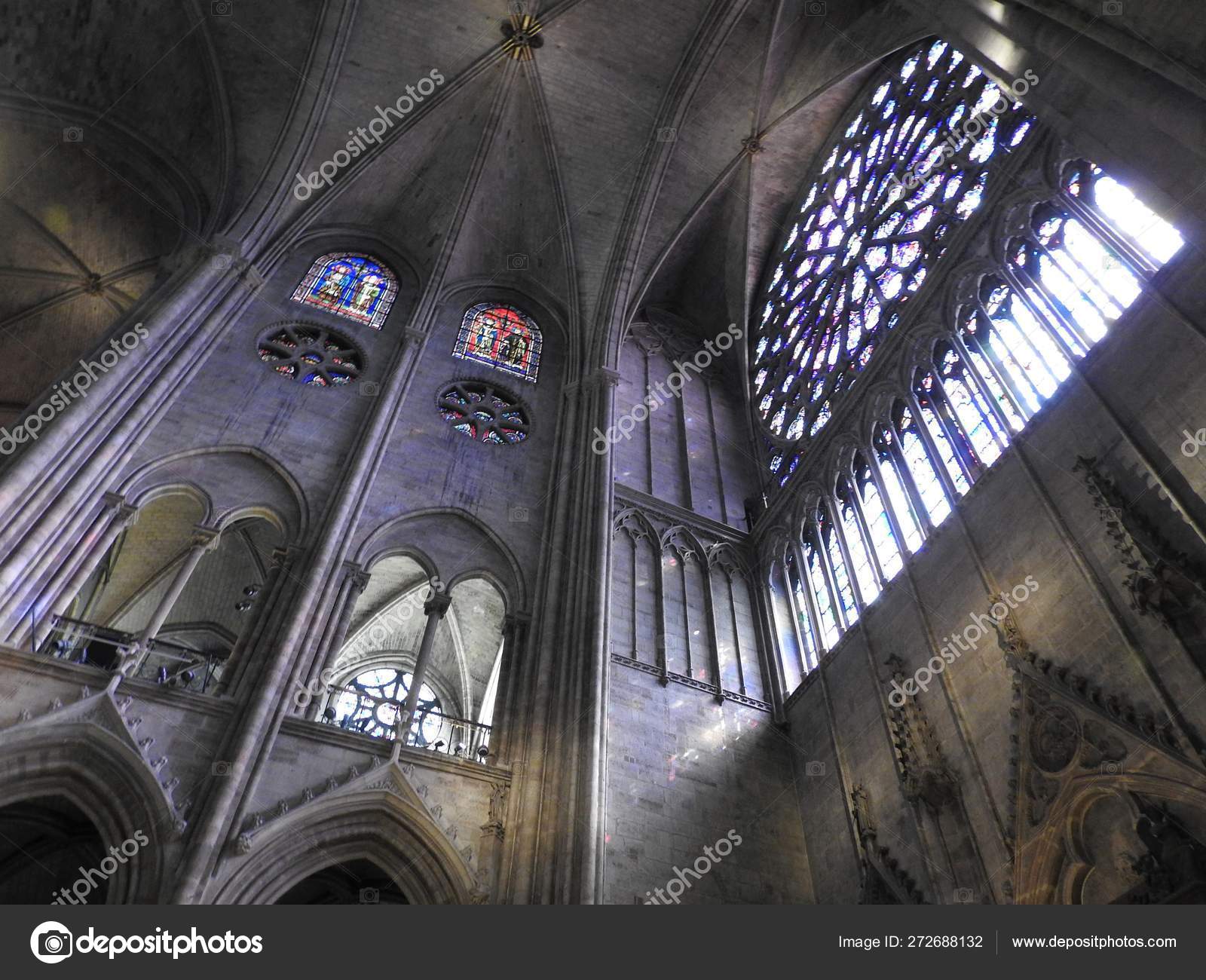 Int rieur de la cath drale notre-Dame avec fen tre rose, cath drale catholique m di vale sur l ...