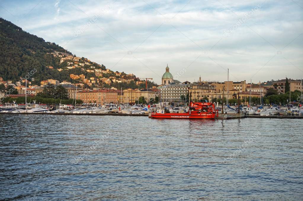 Barcos amarrados en el puerto del Lago de Como en la ciudad de Como ...