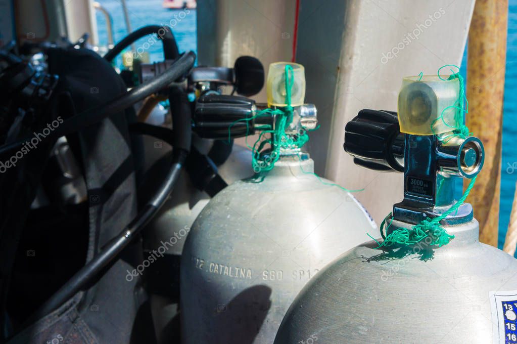 Buceo tanque de oxígeno de aire en barco en el mar 2022