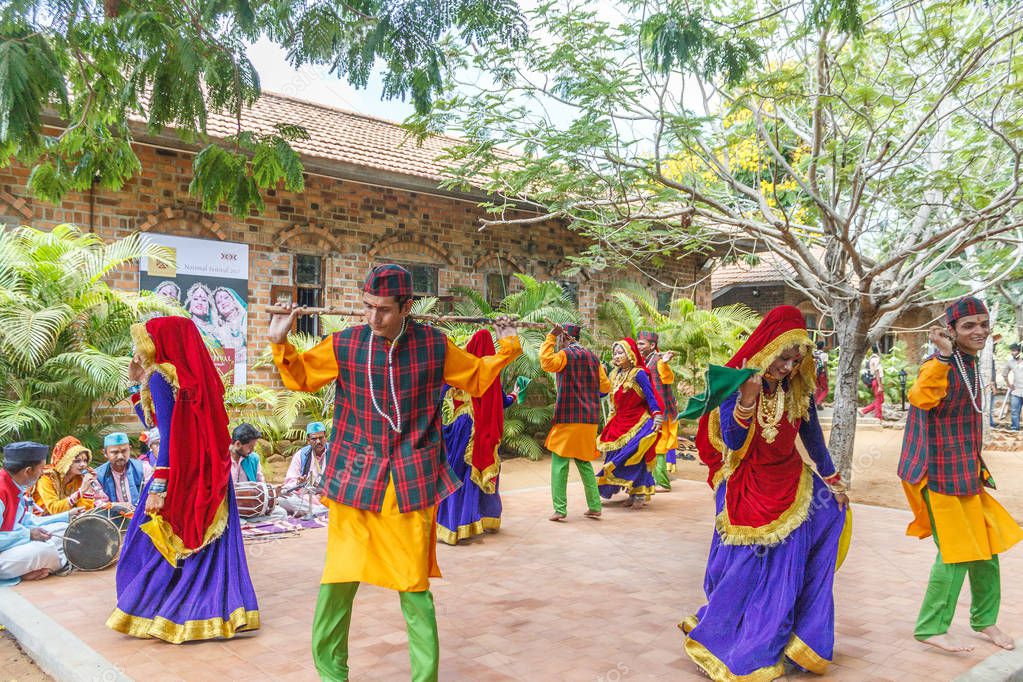 Danzas folclóricas de Uttarakhand (parte norte de la India) junto con ...
