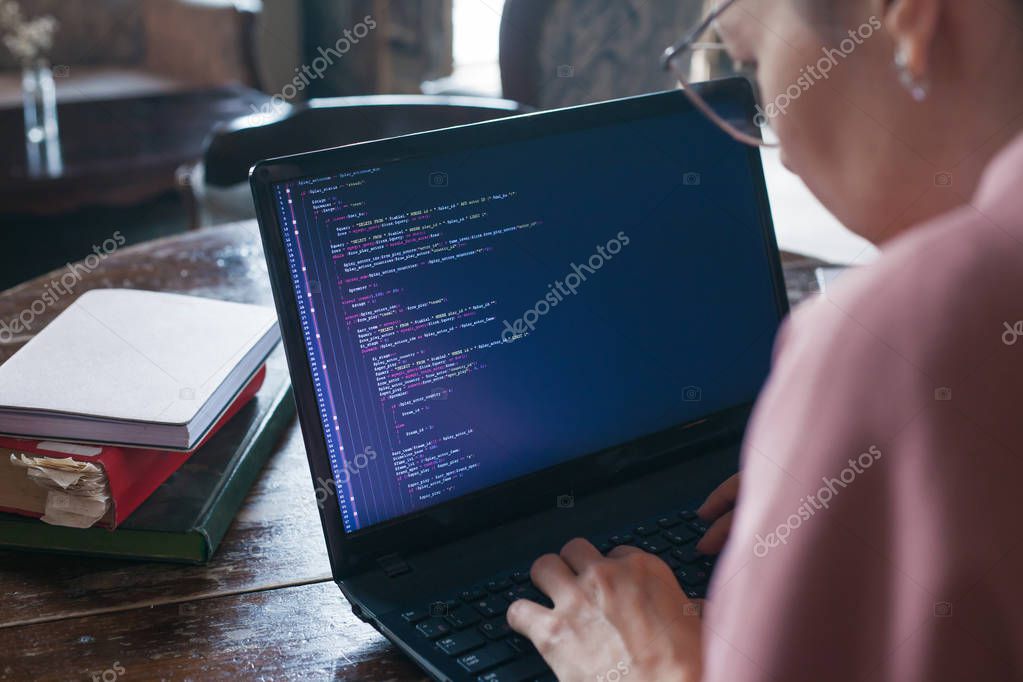 Sistema de hackeo. Chica excitada con el pelo oscuro y en suéter rosa y ...