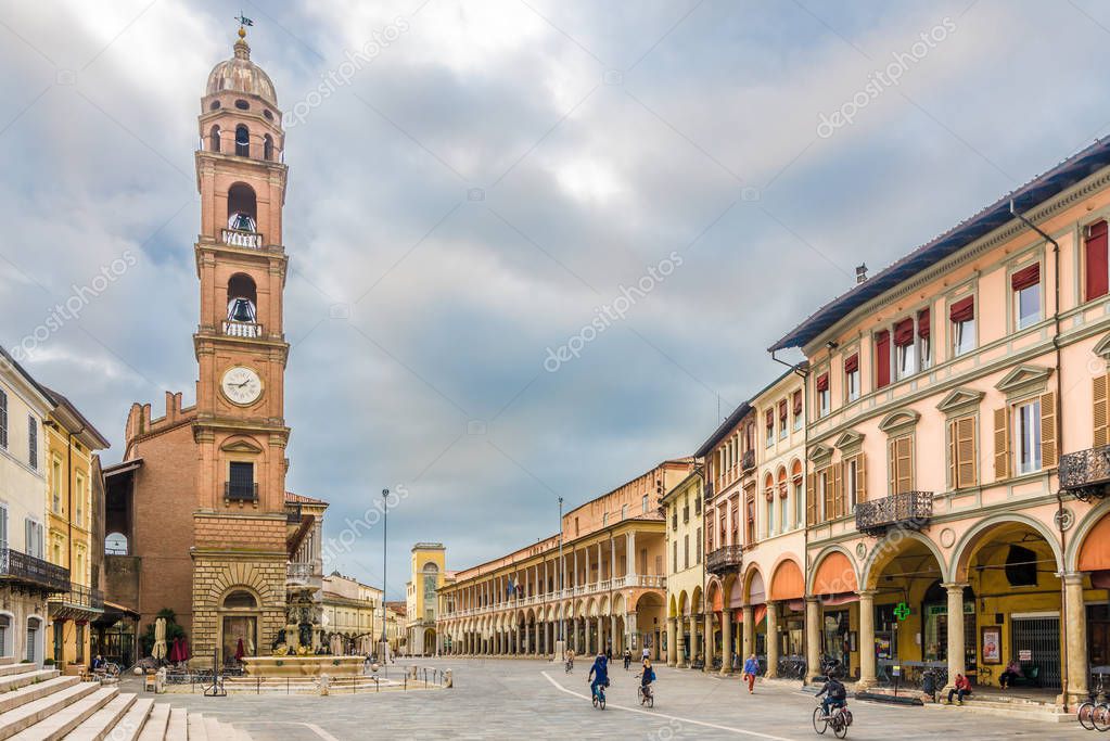 FAENZA, ITALIA - 24 DE SEPTIEMBRE DE 2018 - Campanario en el lugar ...